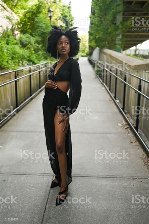 패션 야외 스트리트 스타일 초상화 아름다운 젊은 아프리카계 미국인 여성이 도시 도시 풍경 여름날 야외에서 포즈를 취하고 있다 가죽에 대한 스톡 사진 및 기타 이미지 Istock