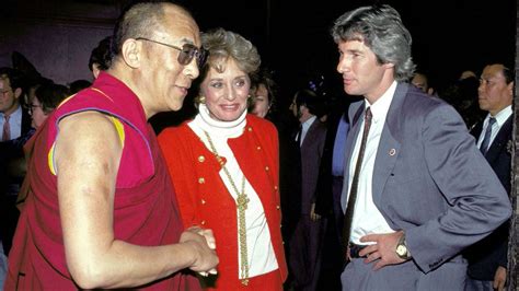 Barbara Walters Legendary News Anchor Has Died At 93 Cnn