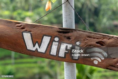인도네시아 발리 섬 의 열대 카페에서 나무 판에 텍스트 와이 파이 아시아 레스토랑의 Wifi 나무 간판 비문 근접 촬영 0명에