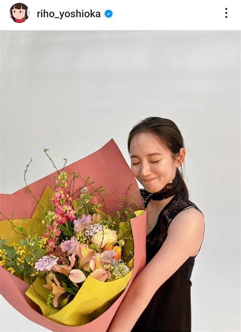 吉岡里帆、フロントざっくり大胆！前かがみで美ボディー「アングルが」「ズルい」「お綺麗です」
