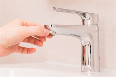 自分でできる蛇口の水漏れ修理方法！直らなかった場合は？ かながわ水道職人 神奈川県の水道修理、お風呂、トイレ、台所の排水管のつまり修理