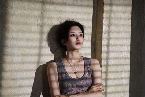 江疏影穿粉色文胸秀妙曼身姿 变红妆佳人魅力无限 搜狐大视野 搜狐新闻