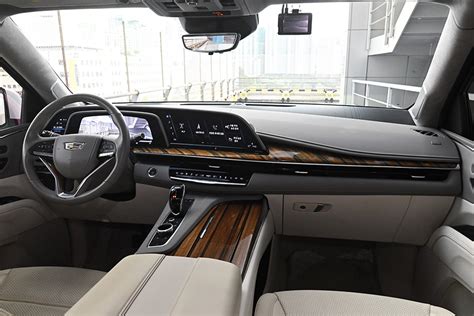 [시승기] 육중한 스케일 그리고 독보적인 매력의 주행 경험 캐딜락 에스컬레이드