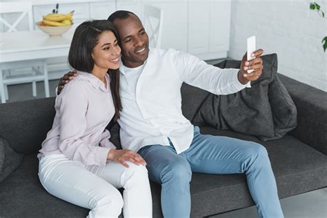 아프리카계 미국인 여자 친구와 남자 친구 집에서 소파에 Selfie를 복용 가정 생활에 대한 스톡 사진 및 기타 이미지 가정