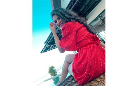 Avneet Kaurs Candid Shots That Will Make You Look For Magic In Every