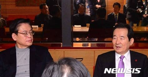 여야 4당 원내대표와 환담 나누는 정세균 국회의장