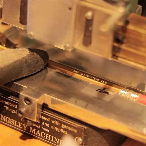 작은연필가게 흑심 Vintage Pencil Shop Since 2016 ⠀ 흑심에서는 1970 90년대 생산된 빈티지 머신을 사용합니다 높은 온도의 열과 압력으로