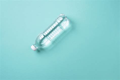 건강한 라이프 스타일을 위해 병에 담긴 순수한 물 맨 위 보기입니다 공간을 복사합니다 물 균형 세계 물의 날 배너 오염 환경