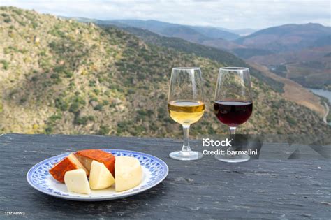 포르투갈의 맛 강화 된 포트 와인과 염소와 양 치즈의 다양한 도우로 강과 가을에 배경에 다채로운 계단식 포도원과 도우로 밸리에서