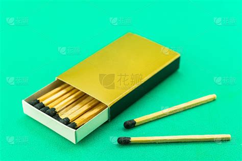 在绿色背景下孤立的火柴盒