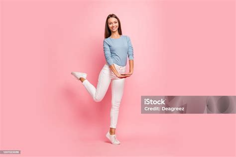 풀 길이 바디 사이즈 사진 의 쾌활 한 긍정적 인 귀여운 예쁜 발레리나 젊음 과 손 접힌 빈 공간 고립 된 파스텔 색상 배경 갈색 머리에 대한 스톡 사진 및 기타 이미지