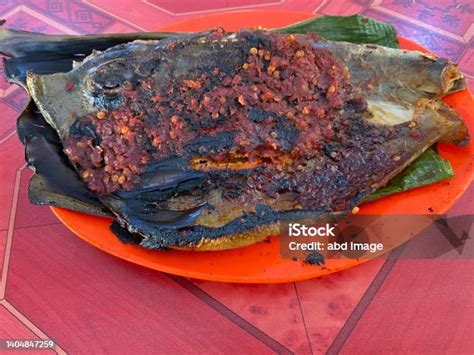 삼발 칠리 페이스트 소스와 다진 양파 실란트로를 곁들인 생선과 바나나 잎에 새우 디핑 소스를 발효시킵니다 0명에 대한 스톡 사진