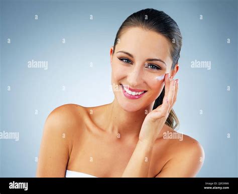 La beauté est une question de TLC Photo en studio d une jeune femme