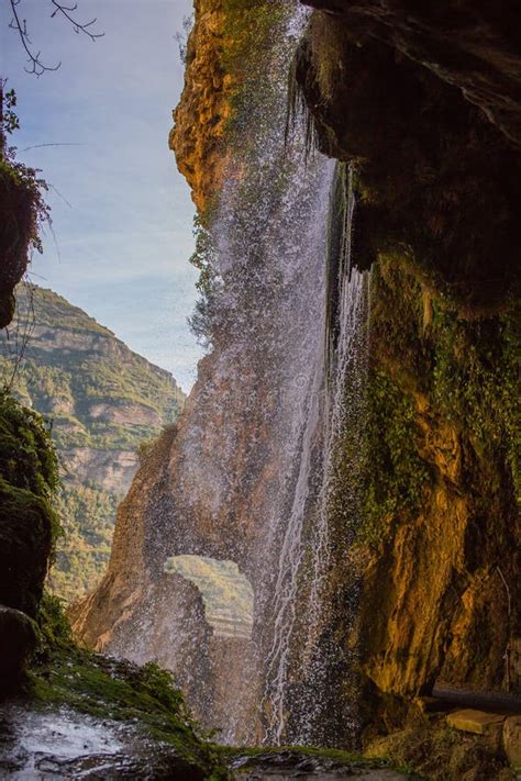 Hinter Dem Wasserfall Stockbild Bild Von Schweiz Fallen 83783397