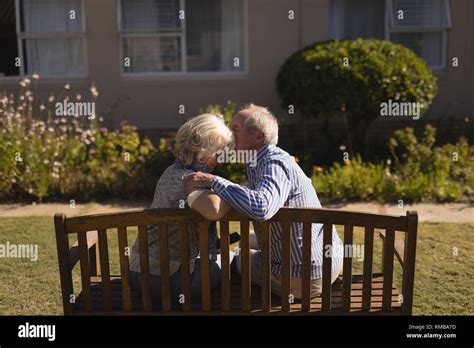 Man woman love park bench Fotos und Bildmaterial in hoher Auflösung