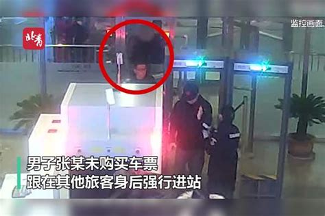 无票男子强行闯闸机进站 被拦后大喊“哪有这样的！”进站男子