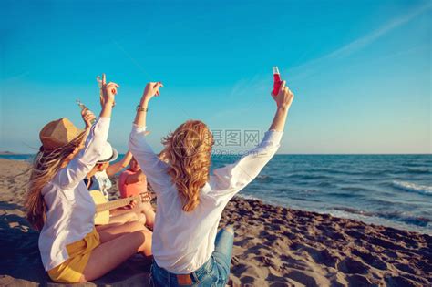 一群快乐的年轻人在美丽的夏日夕阳下高清图片下载 正版图片503577303 摄图网