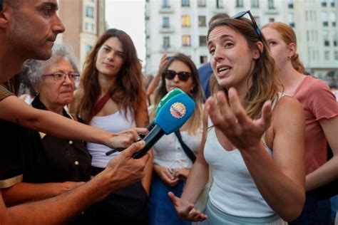 Personas se congregan en apoyo a Jenni Hermoso en Madrid no es un pico es una agresión