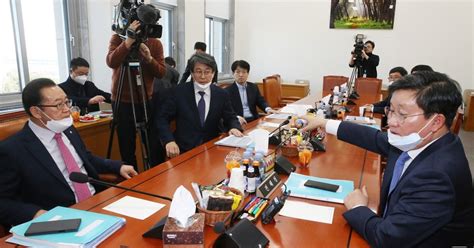 코로나19 추경 심사 진통예결위 3당 증액 놓고 이견
