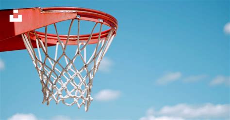 낮에는 흰색 그물이 있는 빨간 농구 후프 사진 Unsplash의 무료 파랑 이미지