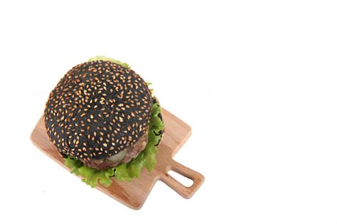 흰색 배경 플랫 평지에 고립 된 나무 절단 책상에 검은 햄버거 0명에 대한 스톡 사진 및 기타 이미지 0명 건강에 좋지