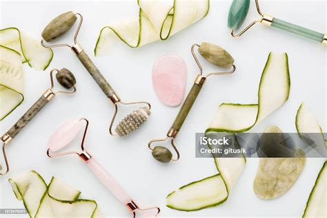 파란색 배경에 석영 얼굴 롤러 안면 스킨 케어 Spa 뷰티 트리트먼트 컨셉마사지 도구 플랫 레이 상단 보기 결정체에 대한 스톡