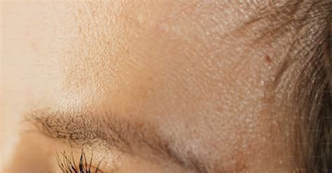 Foto Un Primer Plano De Una Persona Con Pecas En Los Ojos Femenino