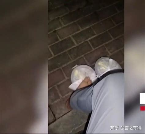 外卖员用脚踩外卖，还将吸管用脚趾摩擦，太恶心了 知乎
