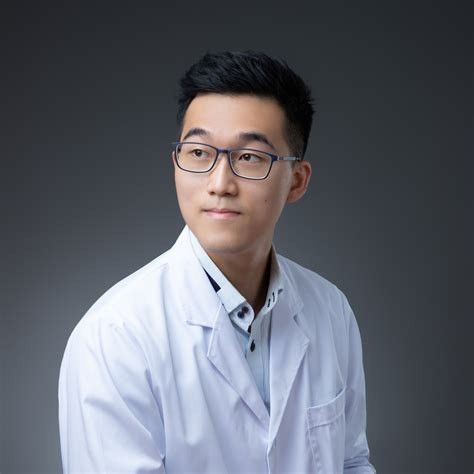 凍飲傷身 天氣咁熱🥵，好多人都鐘意飲下凍飲🥤消下暑 究竟凍飲對我哋嘅身體有咩影響呢 人體係一個恒溫🌡️嘅系統，凍飲🧊進入左我哋嘅腸胃之後，我哋嘅身體就需要調動額外嘅陽氣☀️去將呢啲凍飲變暖