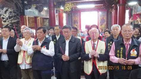 白沙屯拱天宮 己亥年正月十一日下午四點十分 台北市長柯文哲先生蒞臨白沙屯拱天宮參拜 並於廟口親切與排隊的熱情民眾合影