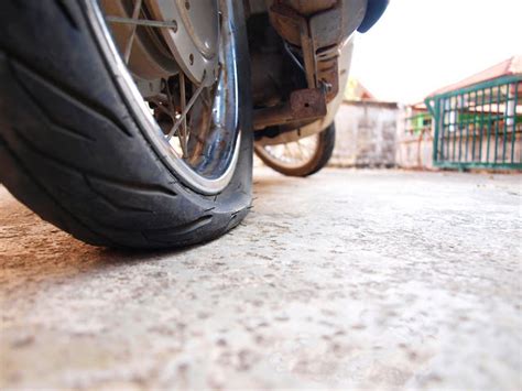 バイクのタイヤが突然パンクしたときの対処法 Naps On マガジン