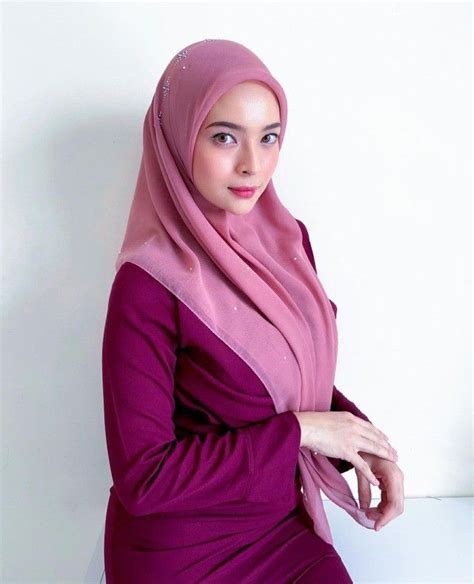 Pin By Hanif Wan On Anis Pretty Girl Dresses Beautiful Arab Women Curvy Women Outfits
