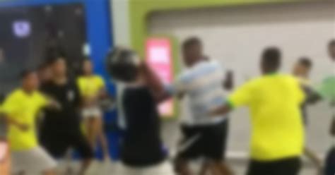 Adolescente morre em tiroteio após briga generalizada em shopping no
