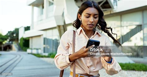 늦게 스트레스와 나쁜 소식 마감 시간 및 좌절에 대한 도시의 비즈니스 우먼과 전화 기업 네트워킹 사기 및 실수 결함 및 두려움에 대한 여직원 및 모바일과의 온라인 오류 20