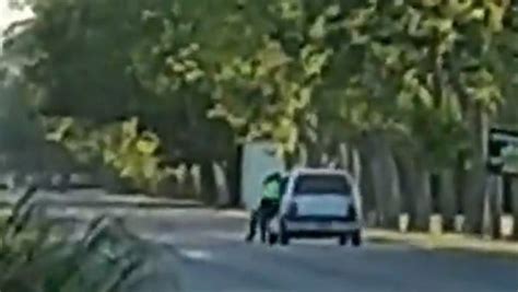 Video una mujer policía fue arrastrada varios metros por el auto de un conductor que escapó de