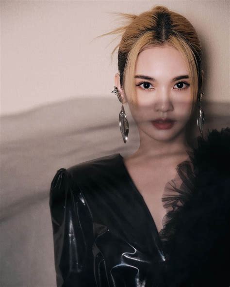 レイニー・ヤンさんのインスタグラム写真 レイニー・ヤンinstagram「你們有糾結第一張照片要放哪張的時候嗎？我這麼果斷的人也有過