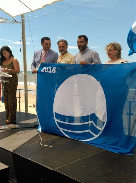 Recogidas las Banderas Azules que ondearán este verano en las playas sanroqueñas San Roque