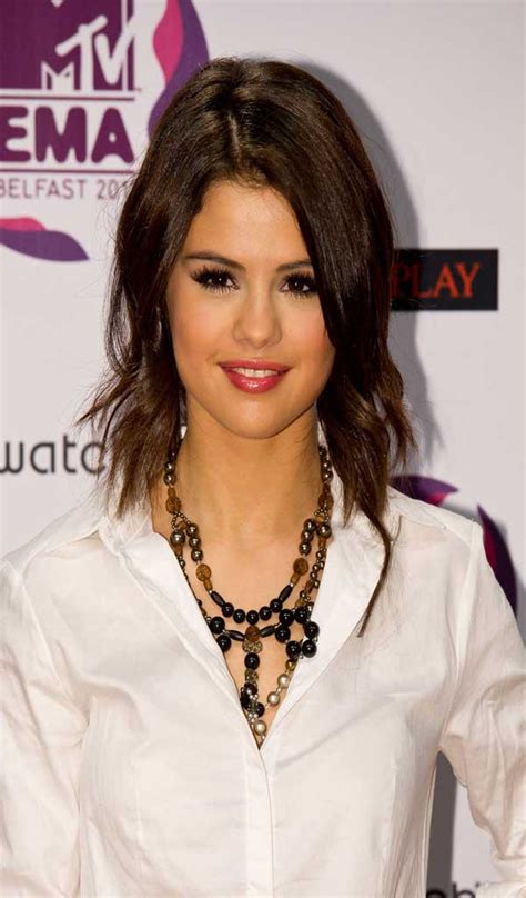 Selena Gomez Medium Wavy Cut Celebrities Style