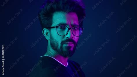 Video „indian Man Guy Profile Turning Head Looking Camera Serious