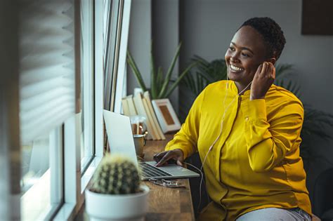 노트북을 통해 좋아하는 노래를 들으면서 즐기는 행복한 아프리카 계 미국인 여성 한 명의 여자만에 대한 스톡 사진 및 기타 이미지 한 명의 여자만 여자 창문 Istock