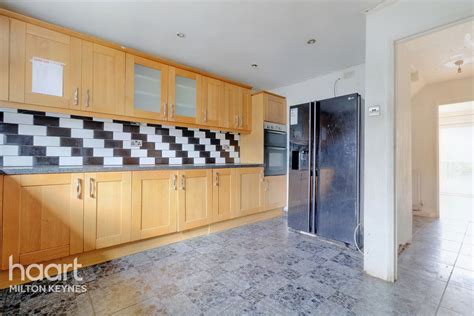 3 Bedroom Detached House Wandsworth Place Bradwell Common £280000
