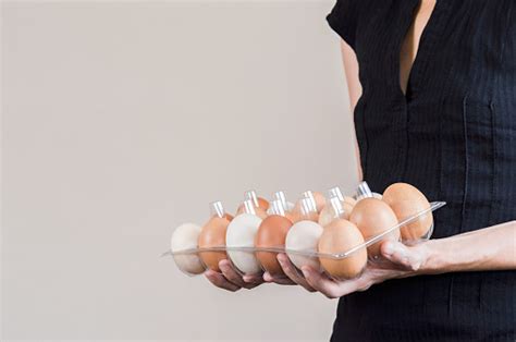 닭 계란의 전체 플라스틱 계란 상자를 들고 검은 셔츠와 백인 여자 15에 대한 스톡 사진 및 기타 이미지 15 가득 찬