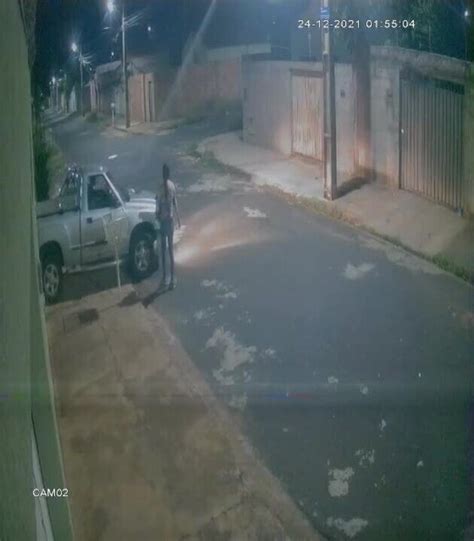 VÍDEO morador reage à tentativa de assalto e atira em criminosos em