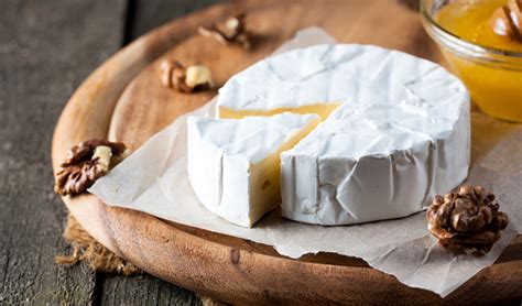 브리 치즈의 유형입니다 카망베르 치즈입니다 신선한 브리 치즈와 견과류 꿀 나뭇잎과 나무 보드에 조각 이탈리아 프랑스 치즈입니다 카망베르에 대한 스톡 사진 및 기타 이미지