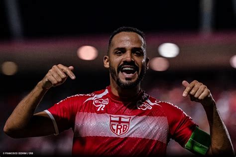 Ídolo e homem gol do CRB Anselmo Ramon vive melhor início de ano da carreira ogol br