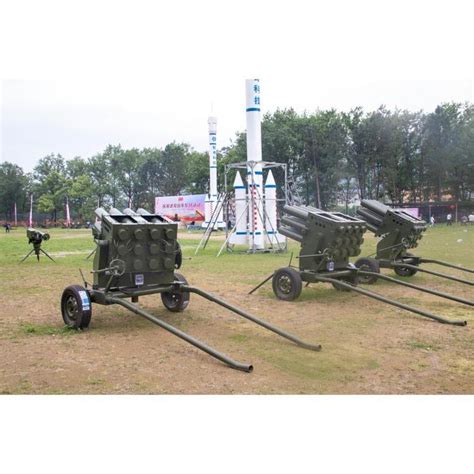 国防教育基地军事主题公园仿真多管火箭炮模型装甲车影视道具