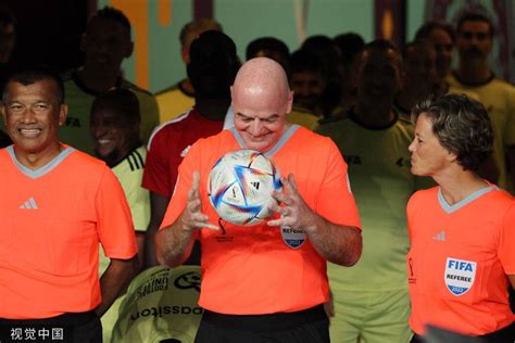 高清图：fifa为卡塔尔工人办赛 因凡蒂诺出任裁判 搜狐大视野 搜狐新闻