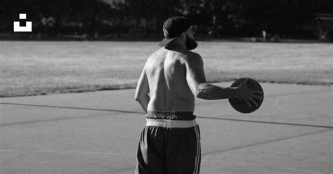 농구를 하는 남자의 회색조 사진 사진 Unsplash의 무료 도시의 이미지