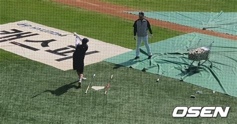 밤 10시반 특타→오후 2시반 특타 ‘1할 타율 78억 Fa 친정팀 Lg 상대로는 깨어날까 오쎈 잠실
