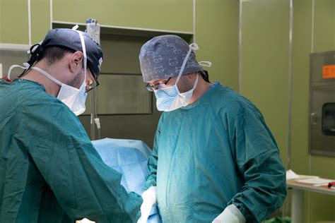 62 годишен мъж с голяма аневризма на коремната аорта беше спасен от съдови хирурзи